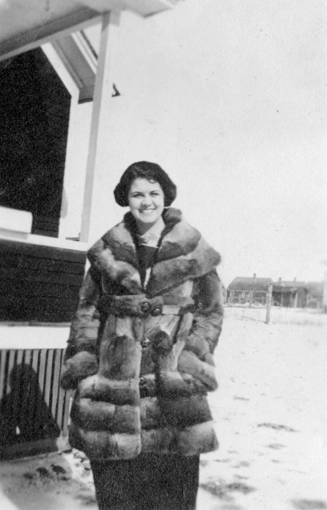 30 Beautiful Photos Capture the ’20s Women in Fur Coats ~ Vintage Everyday