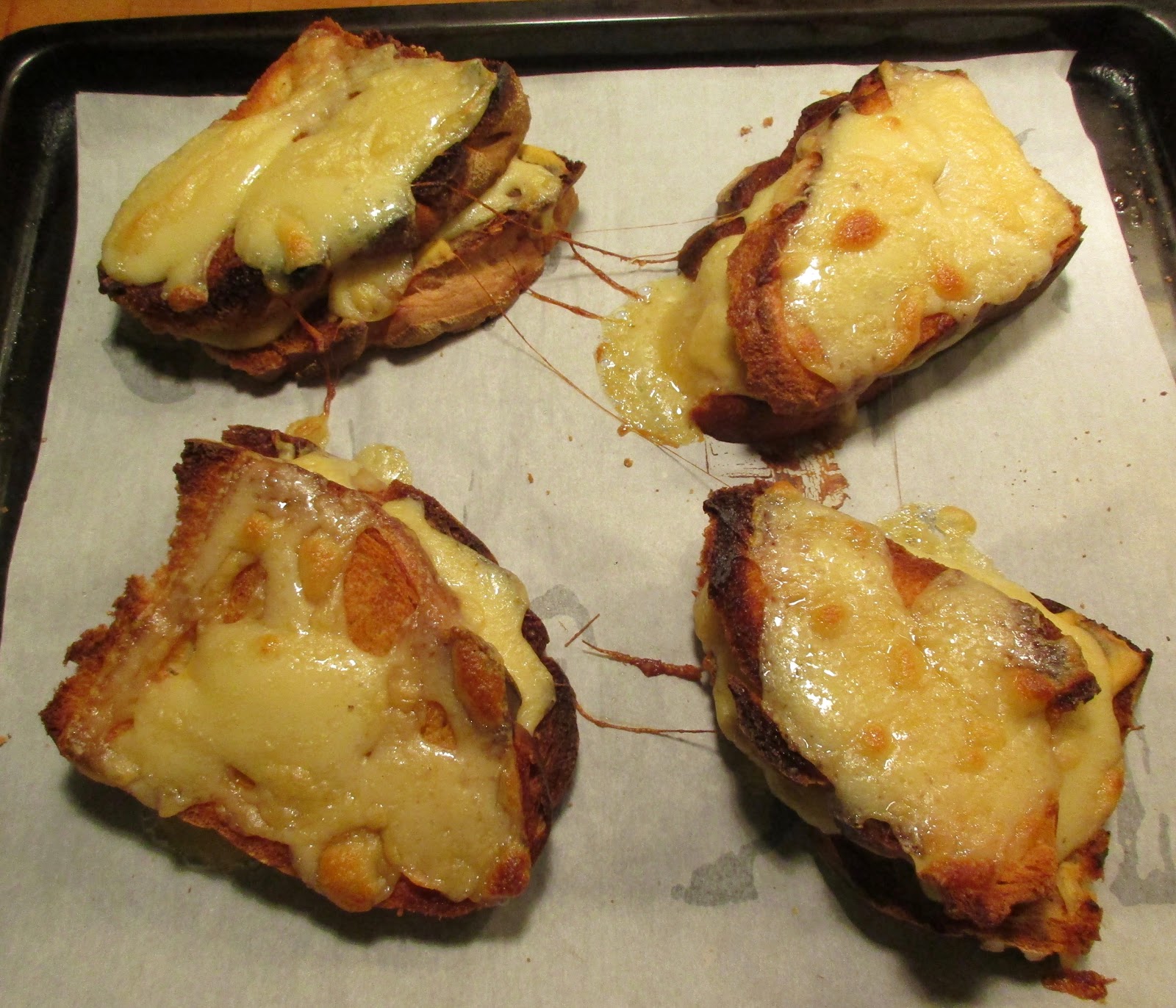 Il mondo di Luvi: Welsh rarebit - Pane tostato gallese con formaggio fuso