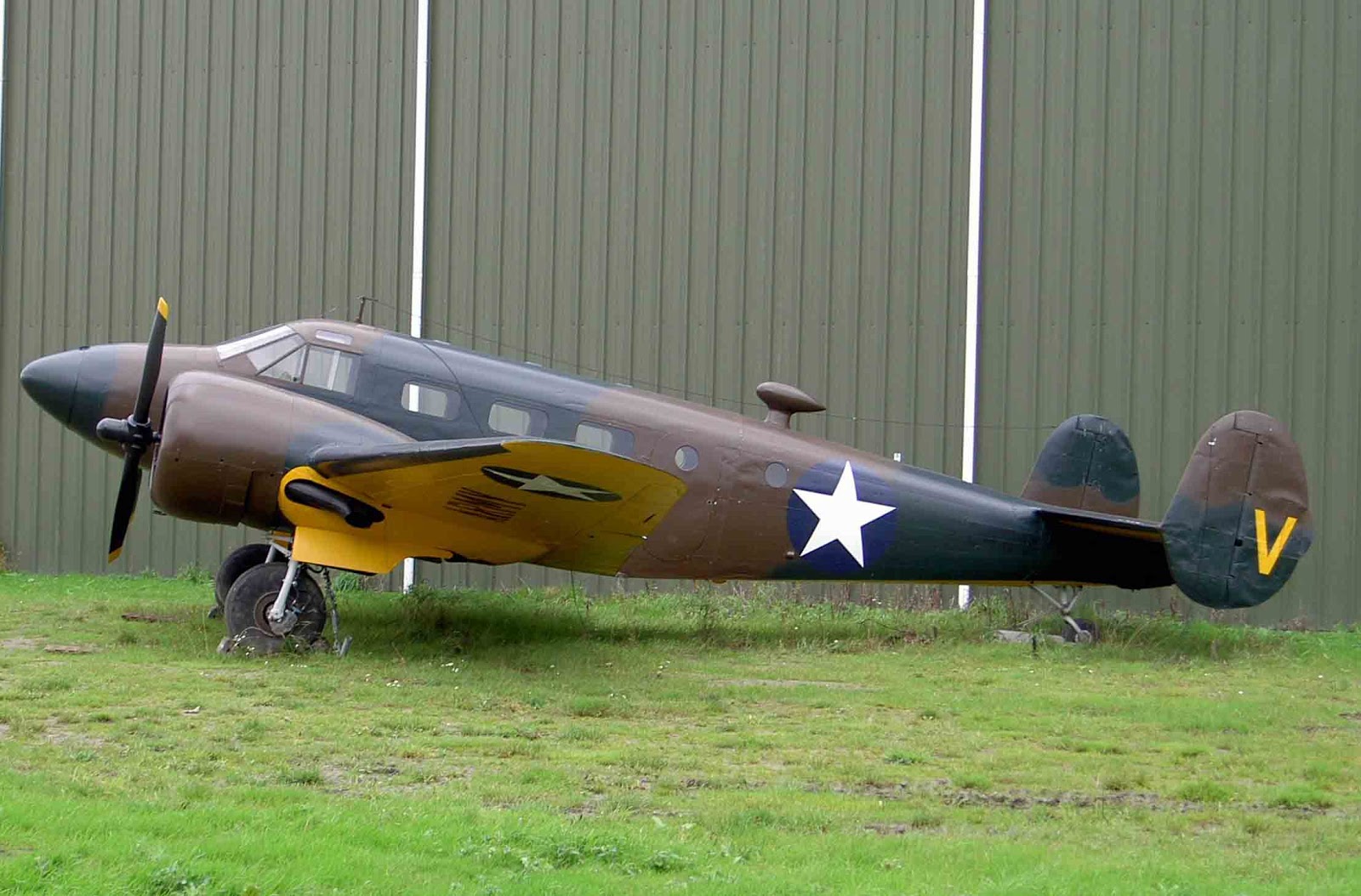 nhungdoicanh: Beechcraft 18 Twin Beech