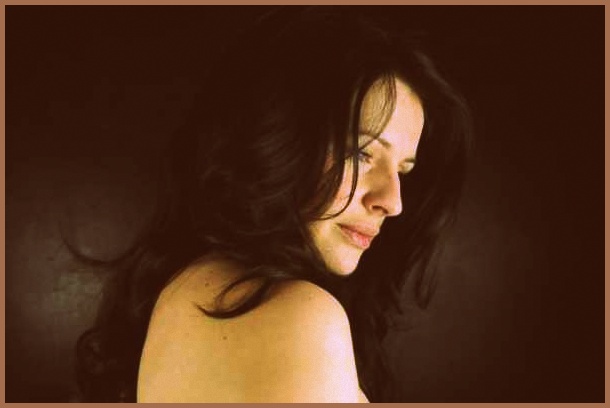 AMY BELLE: A MARCANTE CANTORA DO DUETO COM ROD STEWART. - Mixtura