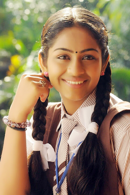 CUTE TAMIL GIRL AISWARYA IN CUE TEENAGE DRESS STILLS FROM TAMIL MOVIES