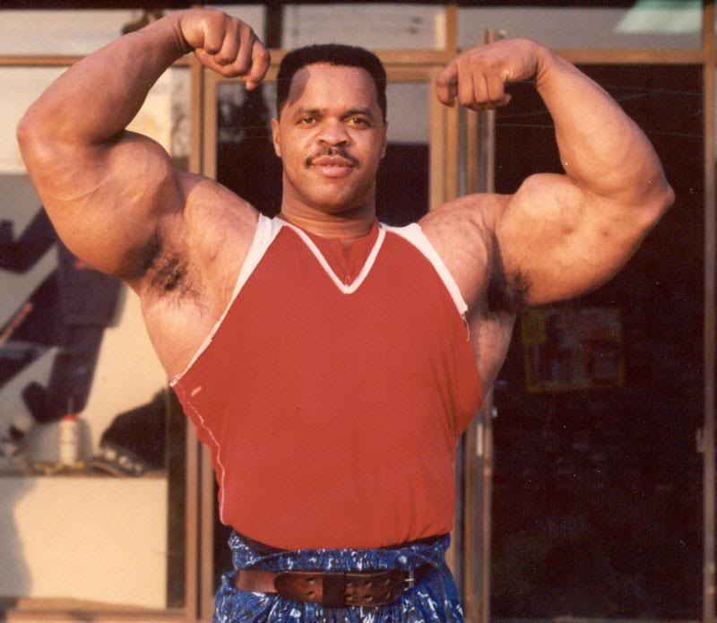 Muscle Lover: The huge Paul Dillett from Canada