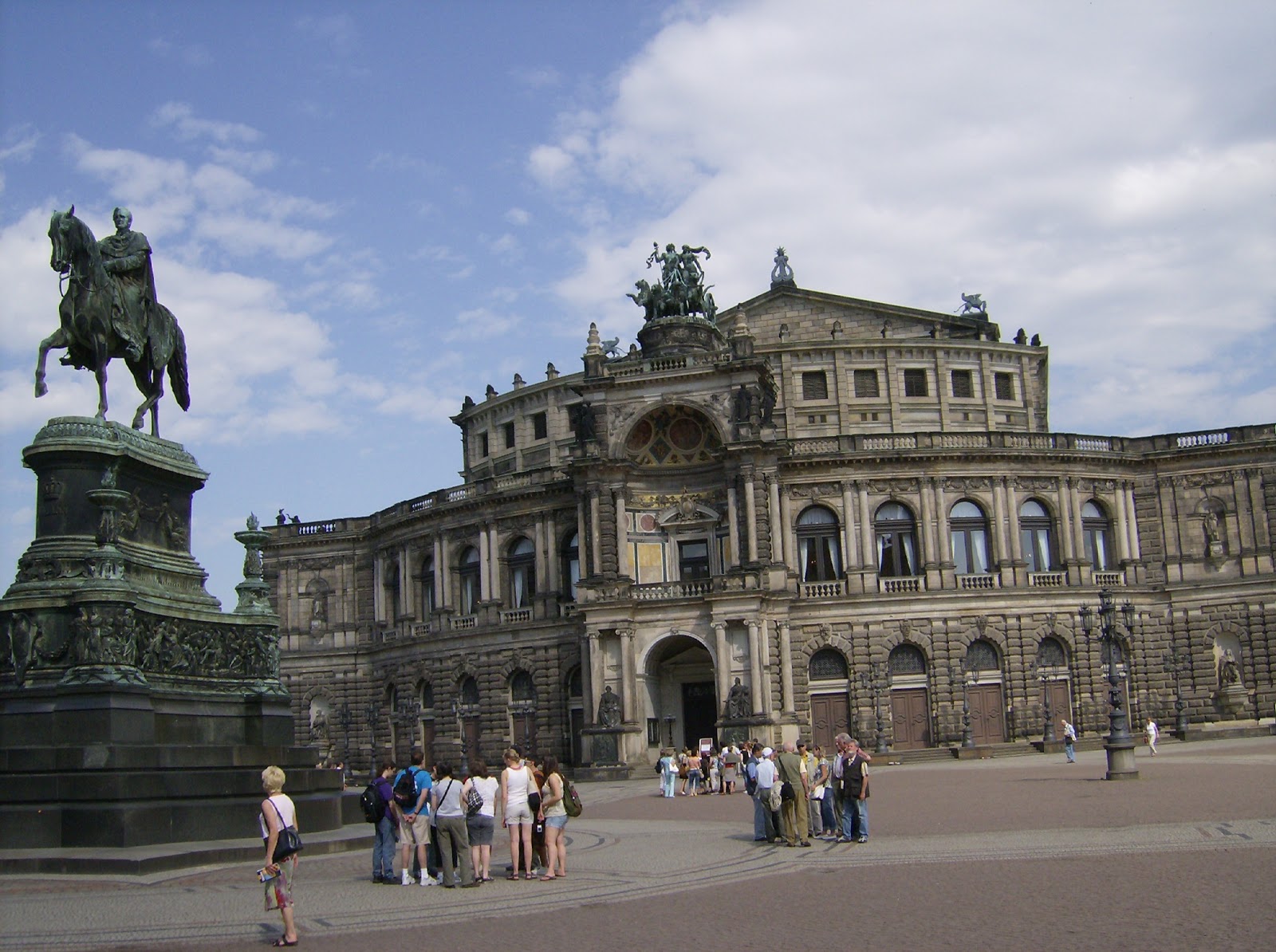 Patrícia de Paula - Street Photography: Semper Opera House