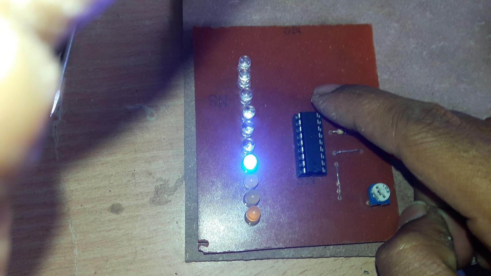 Wisdom of electronic: Simple Battery Level Indicator Work For 5v To 12v