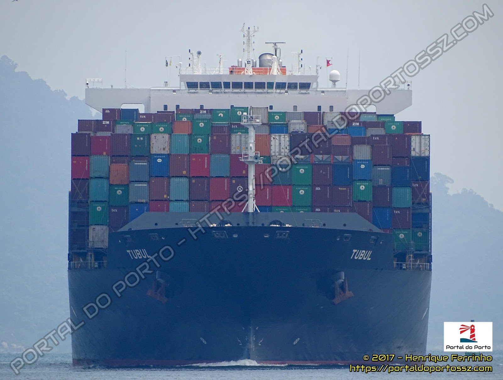 Tubul com as cores da Hapag-Lloyd - Portal do Porto