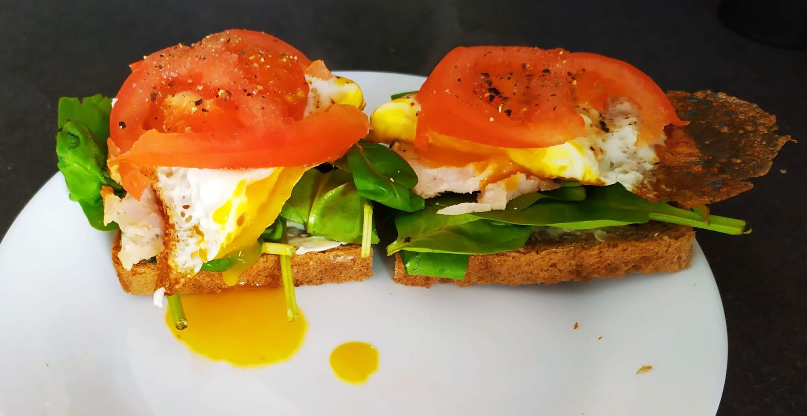 Kanapki z jajkiem sadzonym, polędwicą sopocką, szpinakiem i pomidorem- zdrowe śniadanie!