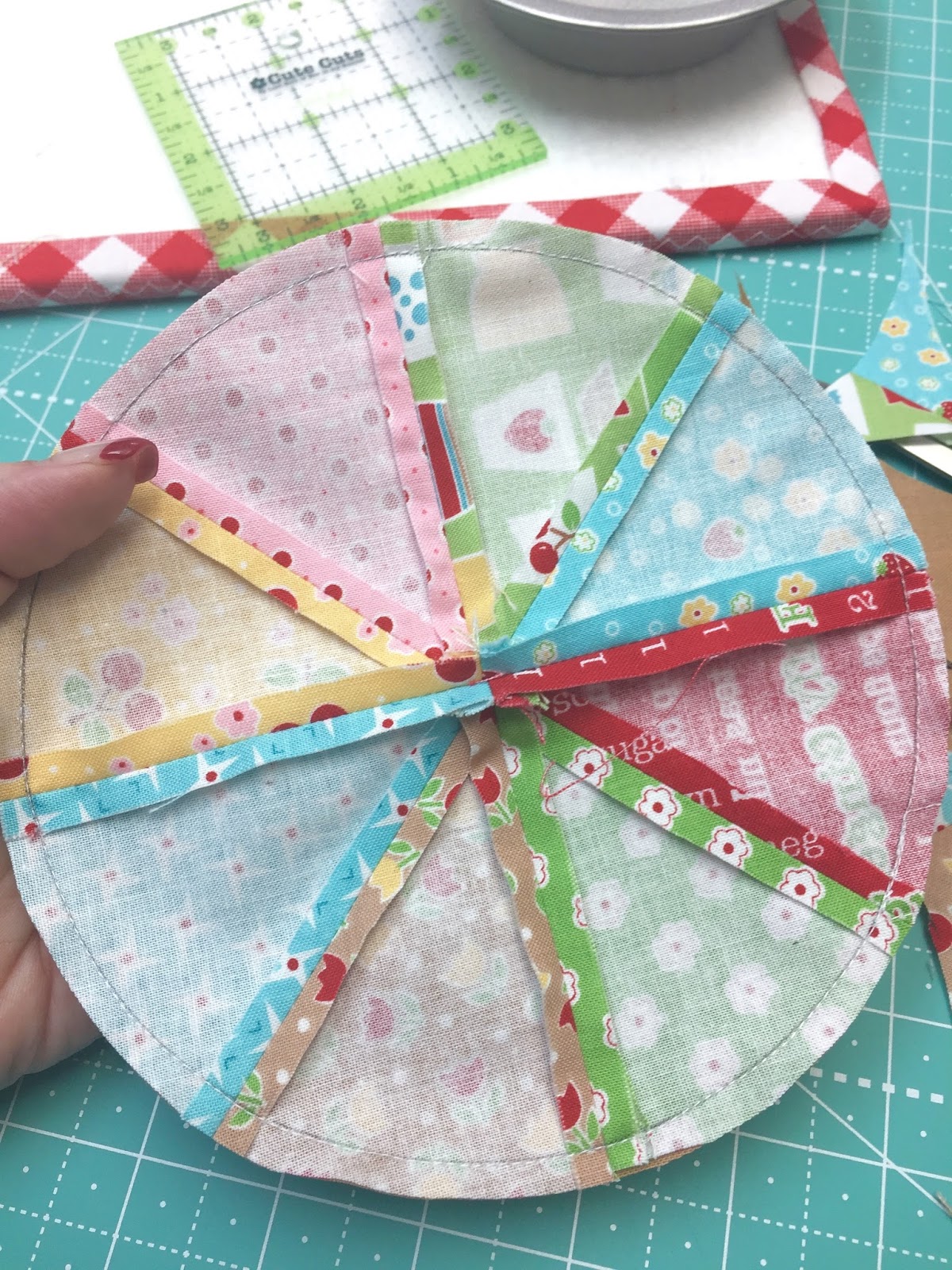 Bee In My Bonnet: Cutie Pie Pincushion Tutorial!!