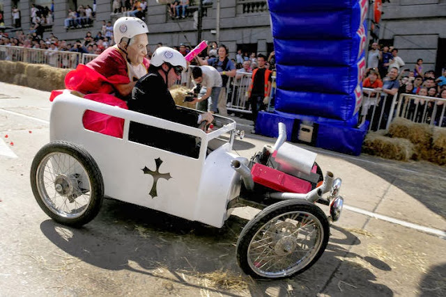 Una colorida carrera de “autos locos” invadió el centro porteño