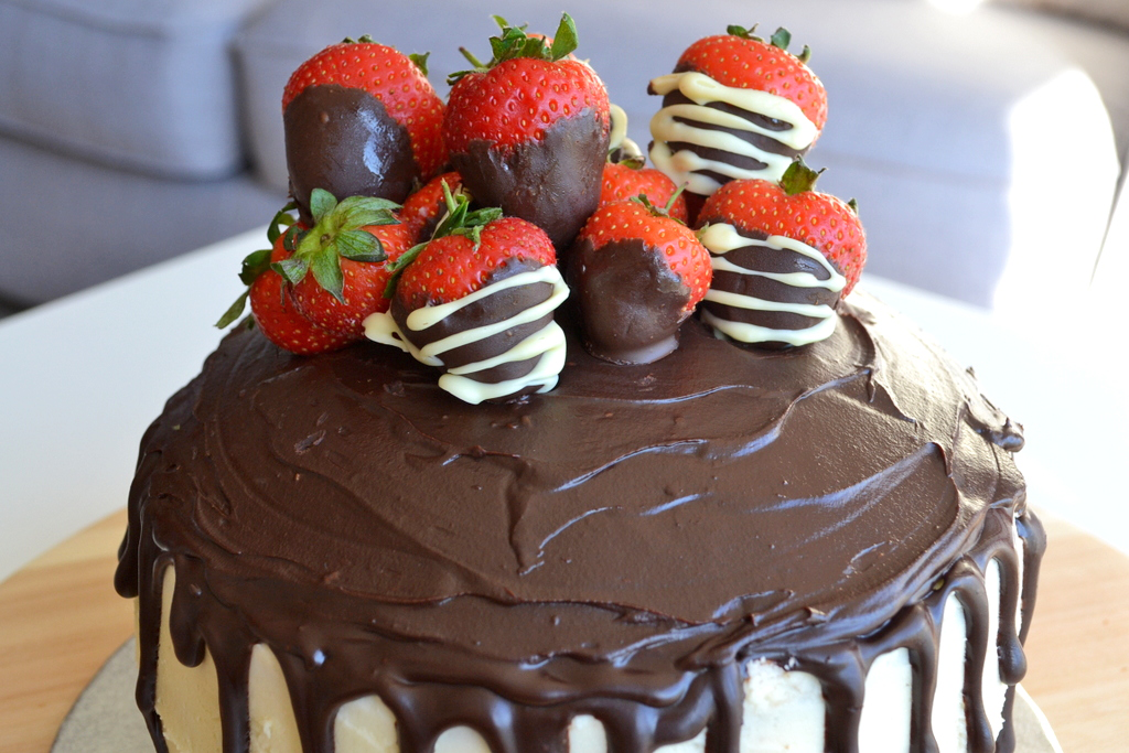 Baking Tips: How To Do Chocolate Drip Icing | Pretty and Polished