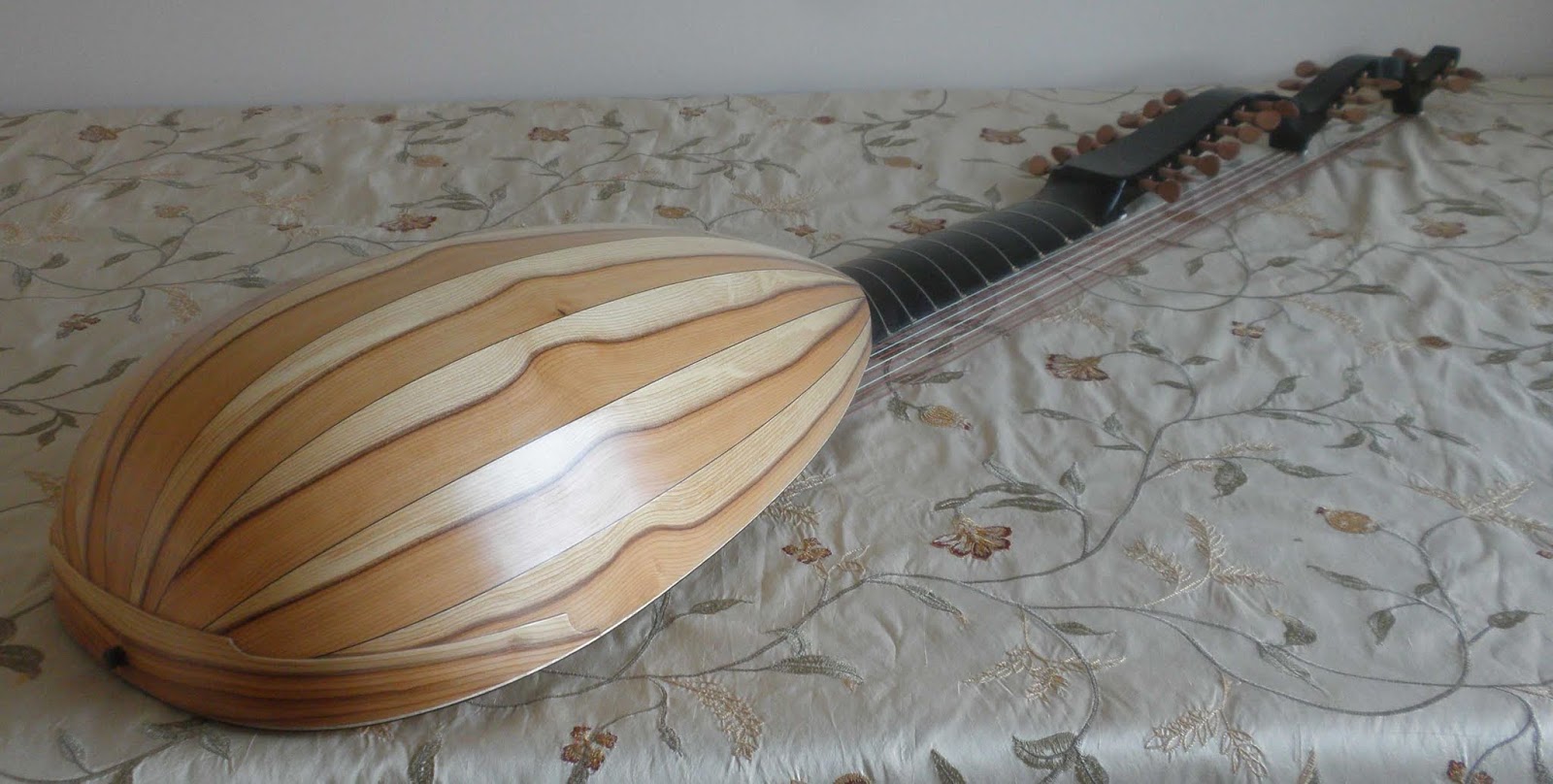 Buying a Lute: Baroque lutes