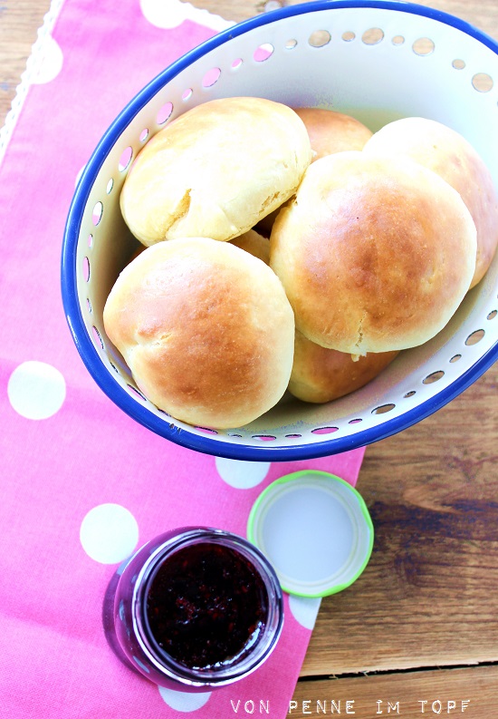 Penne im Topf: Boller - Dänische Milchbrötchen mit Brombeer-Marmelade