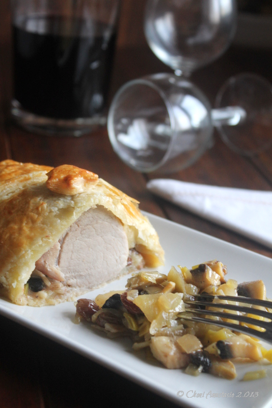Solomillo en hojaldre con guarnición de manzanas, champiñones y pasas