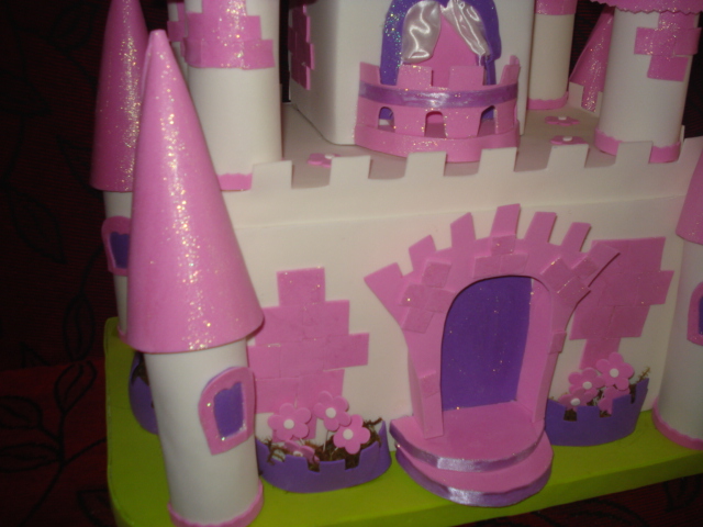 Samy: castelo em eva com compartimento para bolo