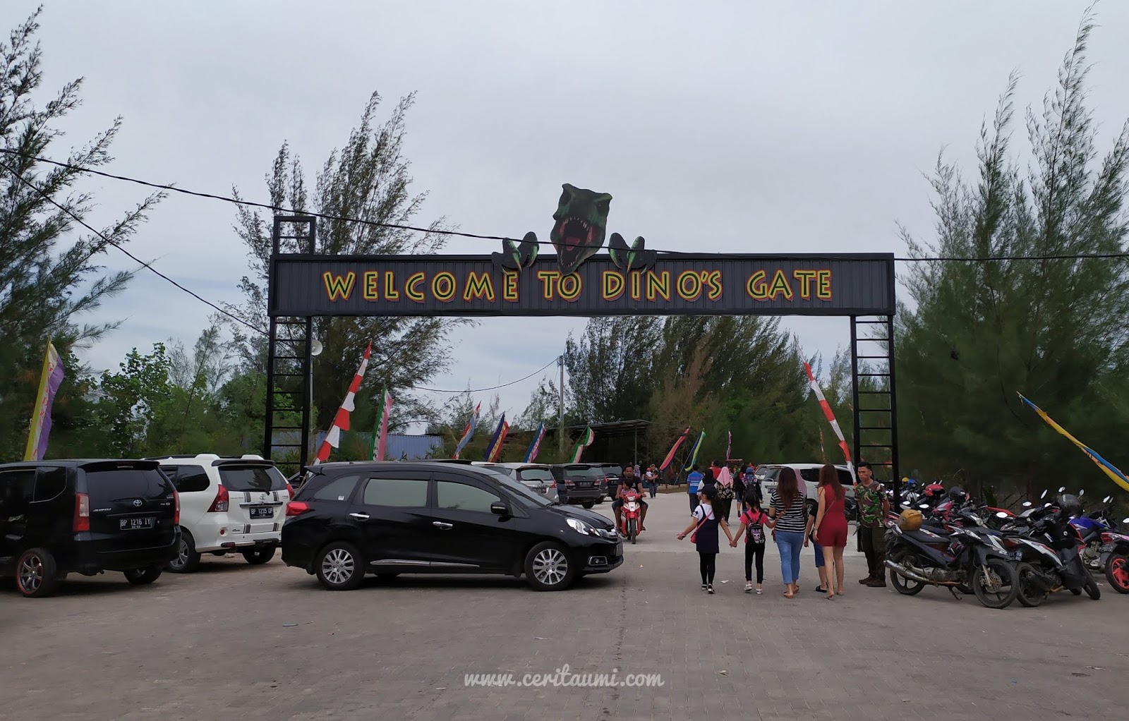 Melihat Dinosaurus Bagaikan Nyata di Dino's Gate Batam - Cerita Umi