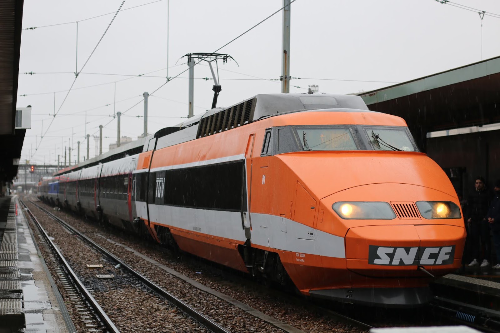 LA PASSION DU TRAIN: En France , TGV 01 "Patrick " à Paris Lyon par ...