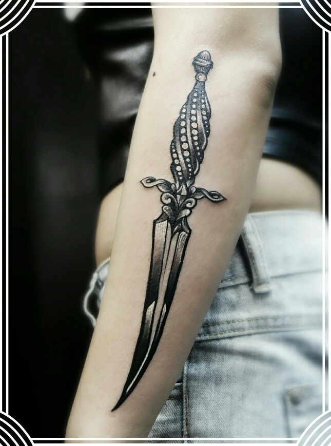 Tatuajes de dagas para chicas y su simbolismo