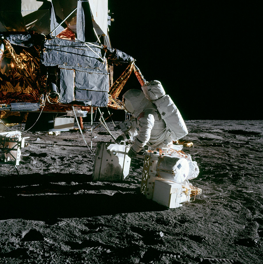 Apollo 12 Timeline: 1969/11/19 (06:44 HO - 12:44 IT): Discesa di Conrad ...