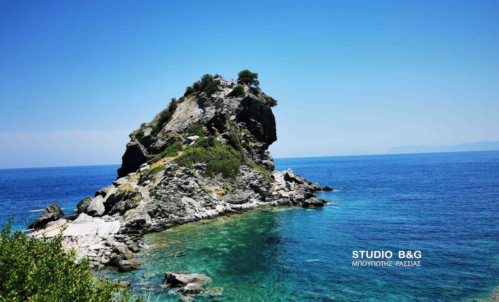 Φωτογραφία: ΣΚΟΠΕΛΟΣ: ΤΟ ΕΚΚΛΗΣΑΚΙ ΚΑΙ Η ΠΑΡΑΛΙΑ ΤΗΣ ΤΑΙΝΙΑΣ ΄΄ΜΑΜΑ ΜΙΑ΄΄.