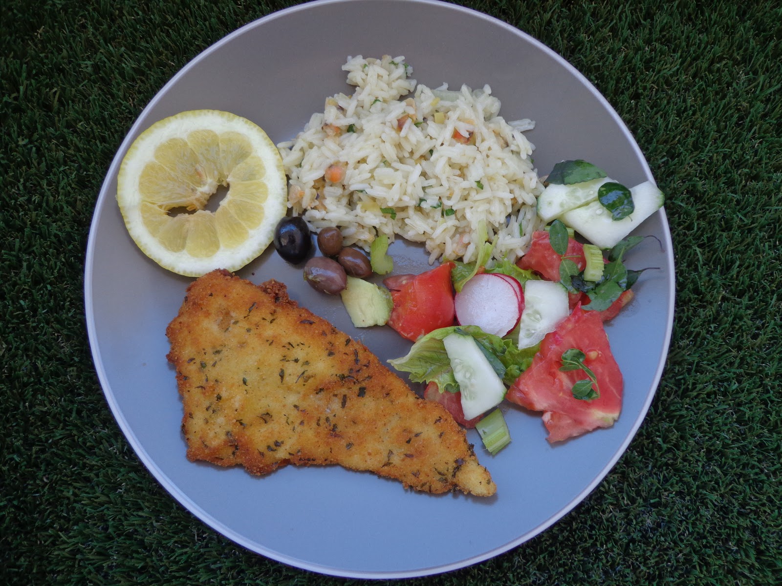 Prato Caseiro: Filetes de pescada panados com arroz de conquilha e salada