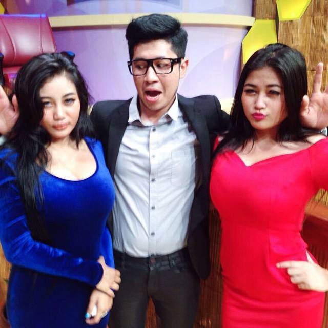 Galeri Foto Selfie Pamela Safitri Duo Serigala dengan Kaos Biru Ketat | Model Sexy Indonesia