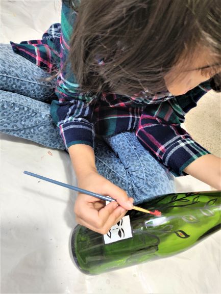 Creative DIY - How to Turn a Vine Bottle into a Beautiful Flower Vase!