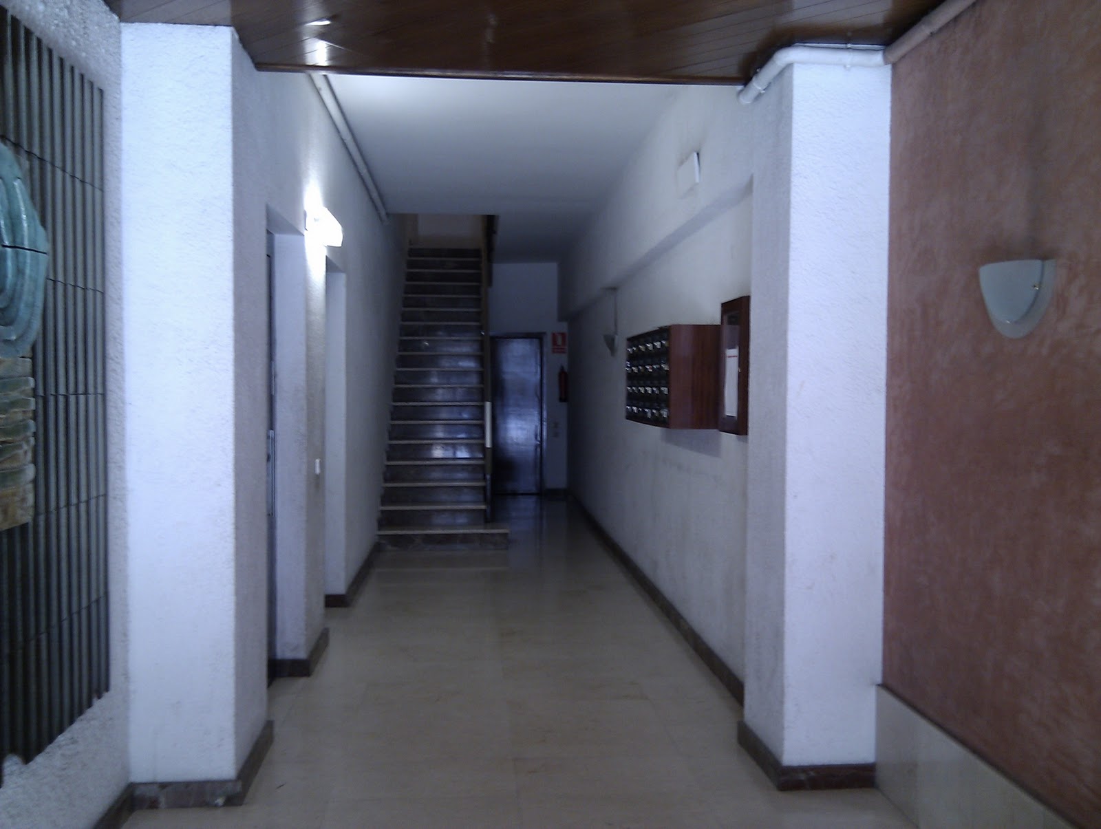 Light and Air · proyectos, obras y diseño: Entrada edificio de viviendas