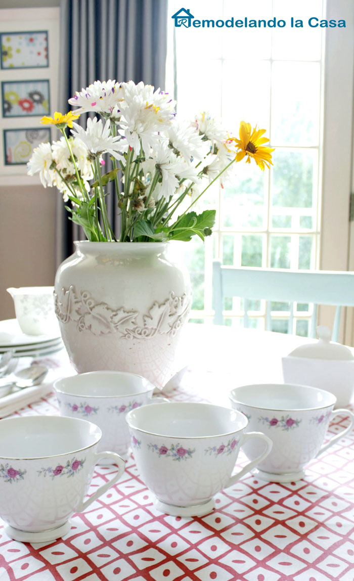 Make an Easy Tablecloth for any Occasion - Remodelando la Casa