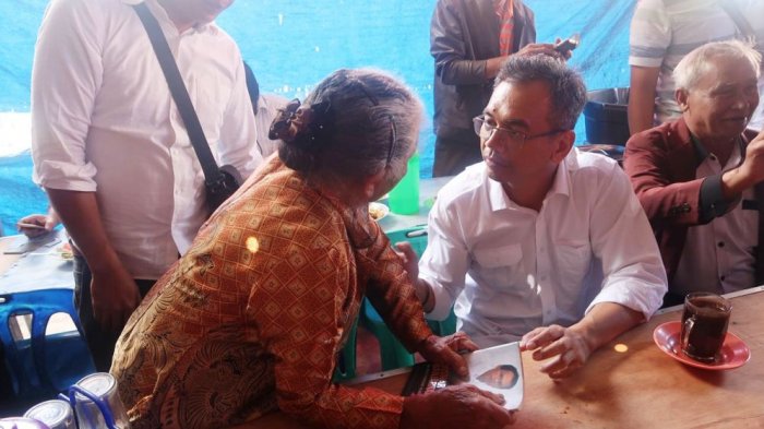 Berkunjung ke Pasar Lintong Ni Huta, Sihar Sitorus Sarapan di Warung ...