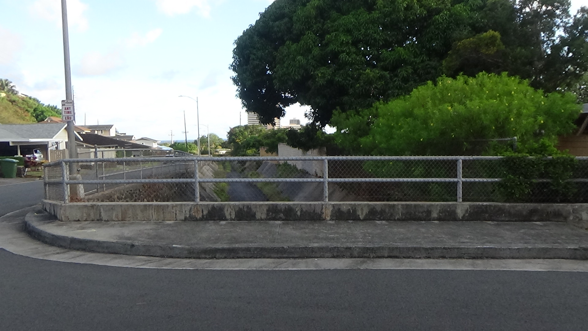 Waialae streams and a Kapakahi puzzle