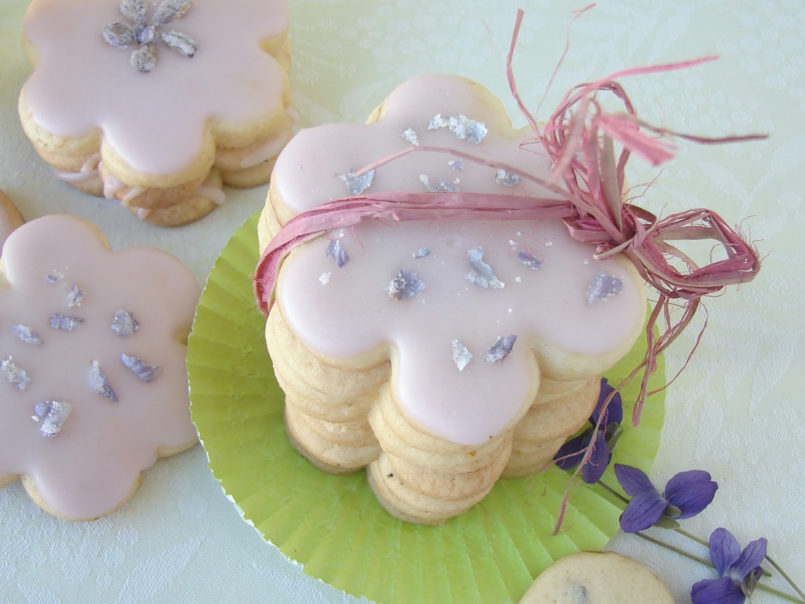 Comori Delicioase: Biscuiti cu violete si glazura din sirop de violete