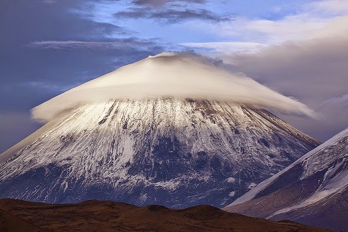 Mindblowing Planet Earth: The len ticular cloud formation creates a ...