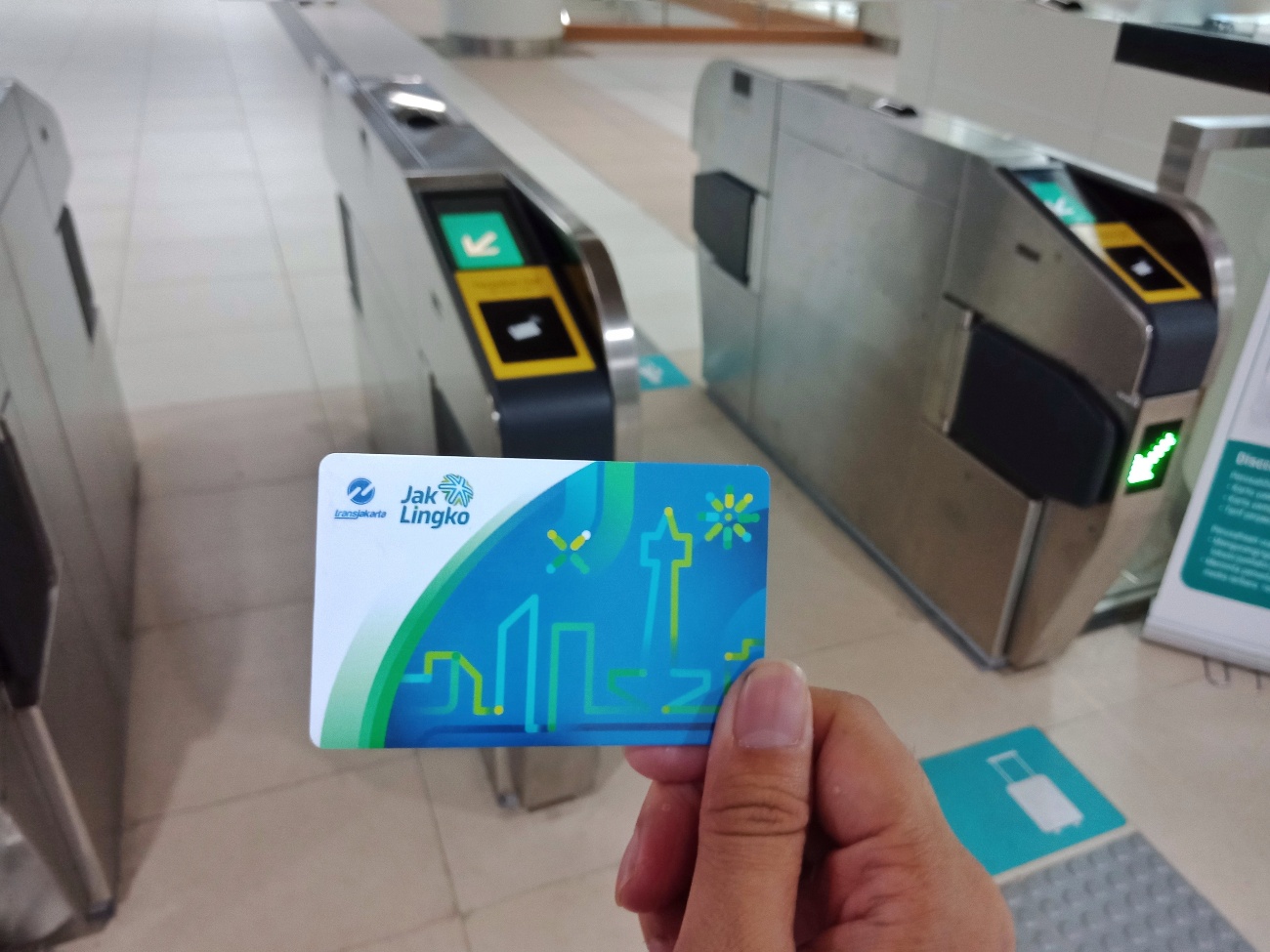 Ini ada di stasiun MRT Lebak bulus maksudnya apa yah? : r/indonesia