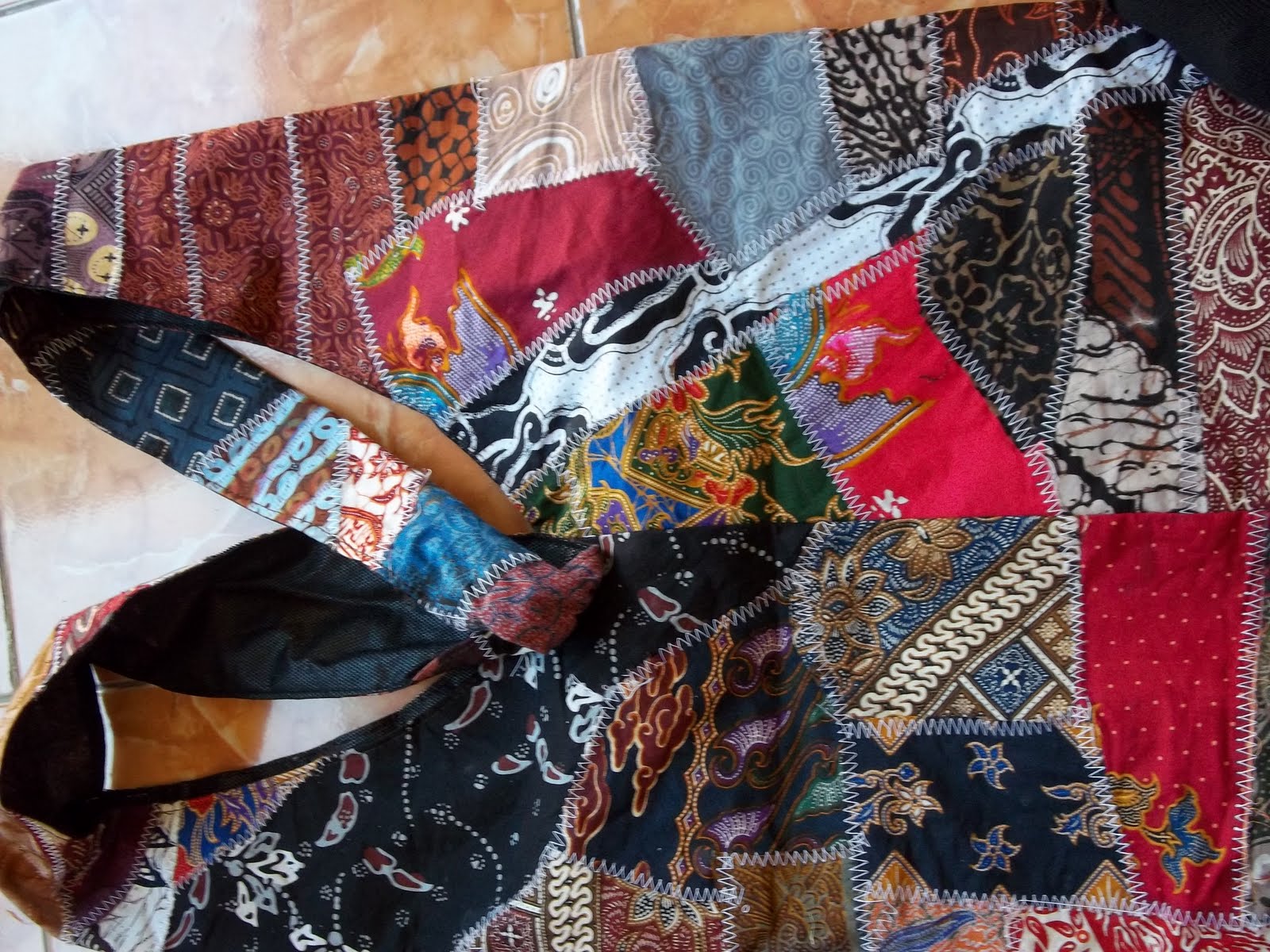 Macam Oleh-oleh Solo: Tas Perca Batik Slempang Panjang