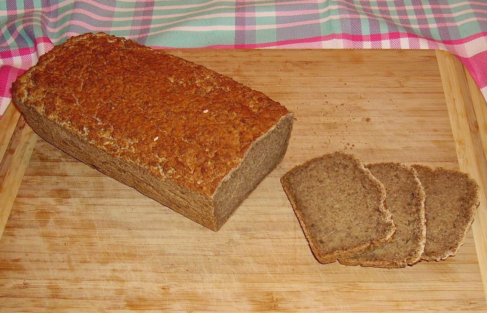 Mia's Glutenfreie Gaumenfreuden: Getreide-, ei-, milch-, nuss- und hefefreies Paleo-Brot