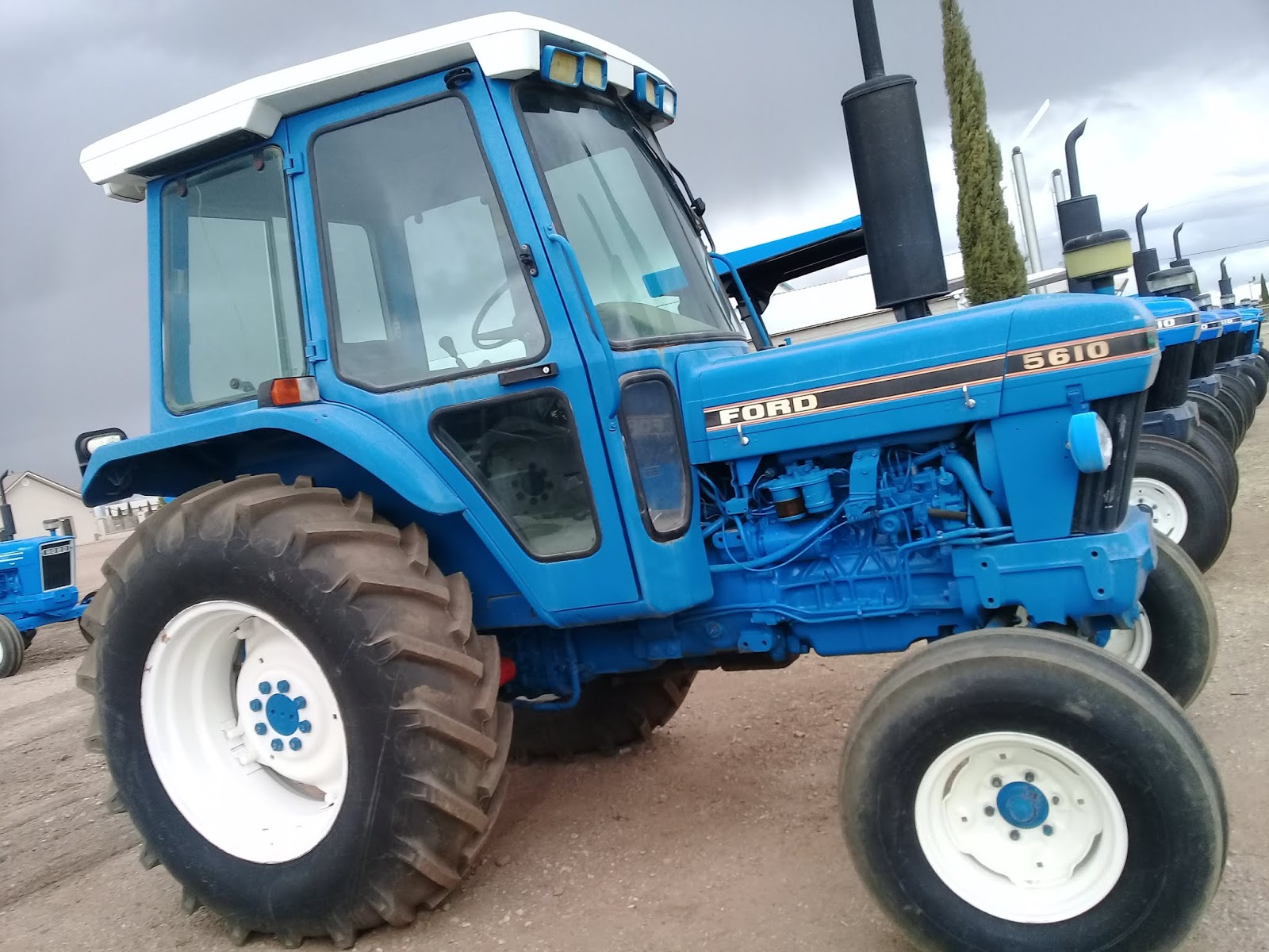 MAQUINARIA AGRICOLA INDUSTRIAL: Tractor Ford 5610 con Cabina $11,500 Dlls