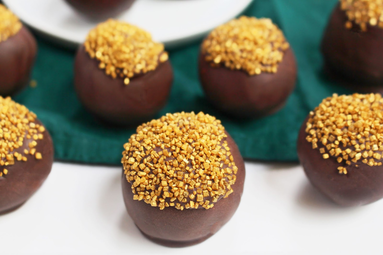 Kylee's Kitchen: Pot of Gold Cake Balls