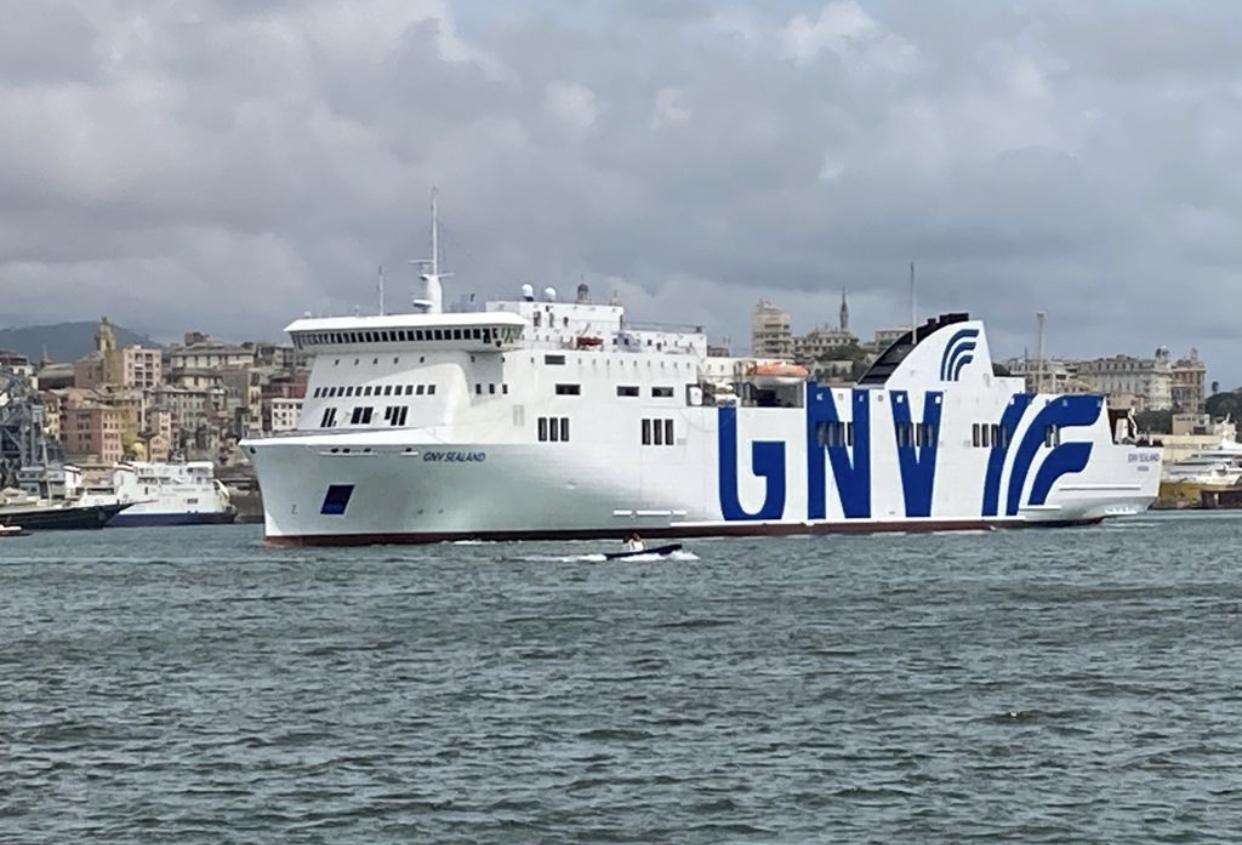 FERRYBALEAR: El "GNV Bridge" en Génova y pendiente del desembarco Balear