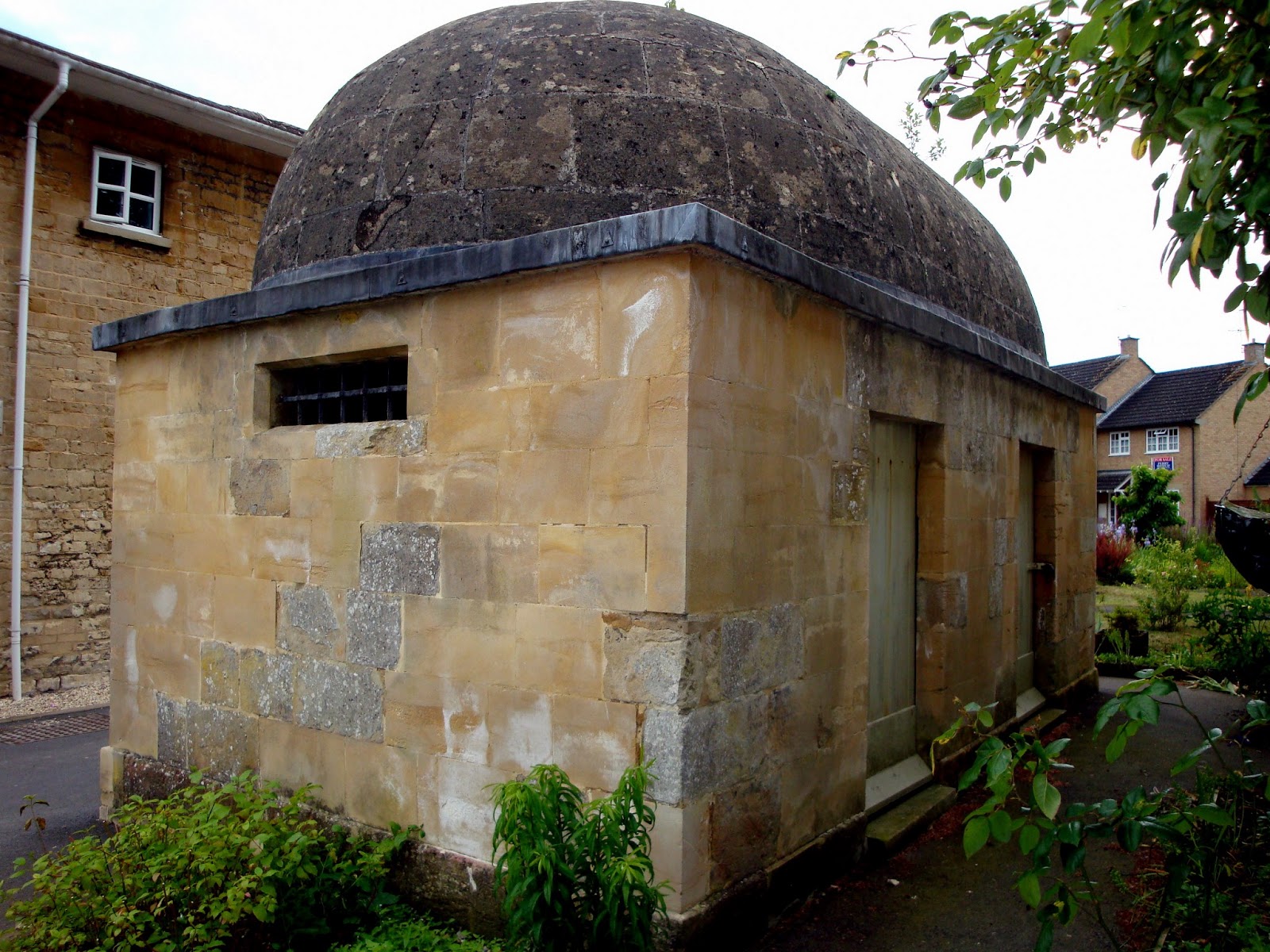 Roy's blog: GLOUCESTERSHIRE. Lock-ups at Bibery, Bisley, Bitton and ...