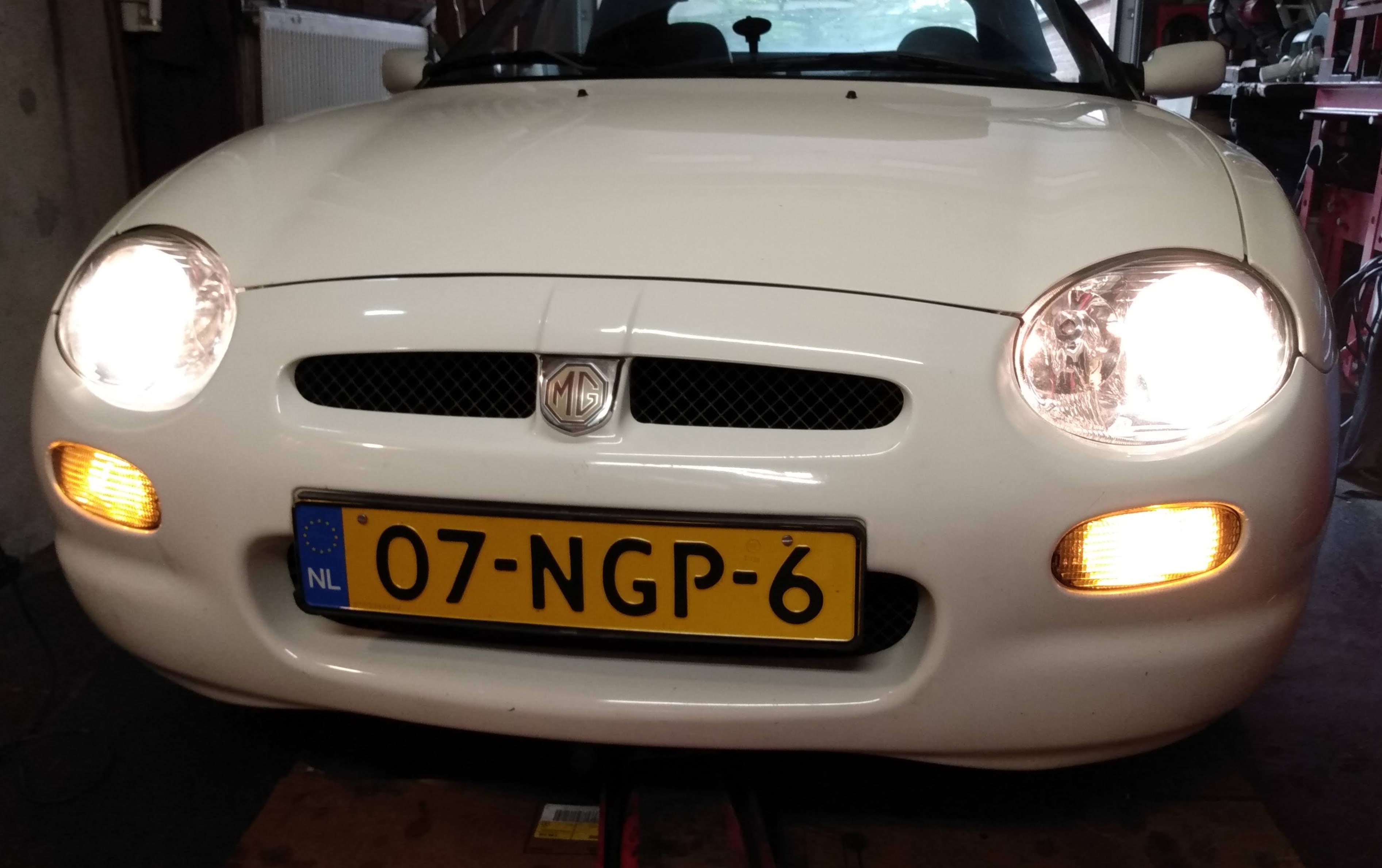 RustyDaytrips.nl: MGF Headlight swap: a set of new Bifocals