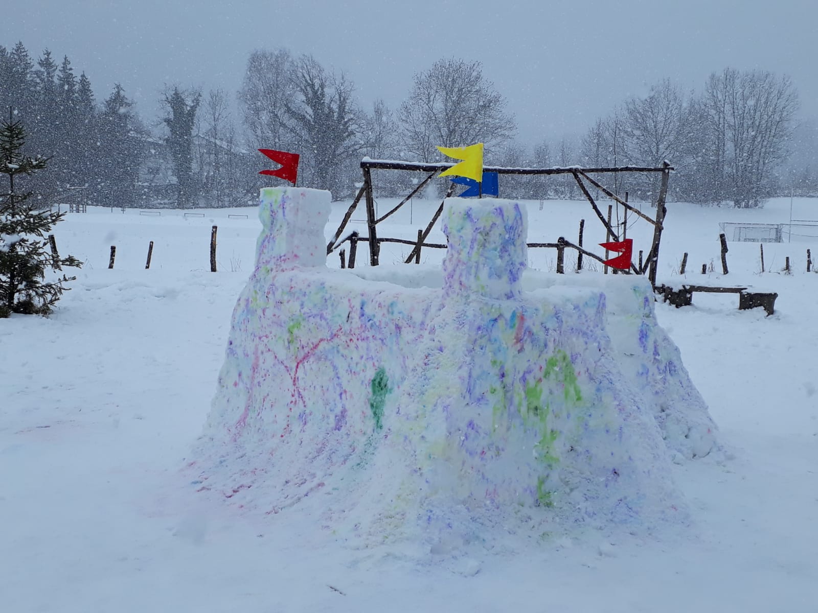 Unsere kunterbunte Schneeburg