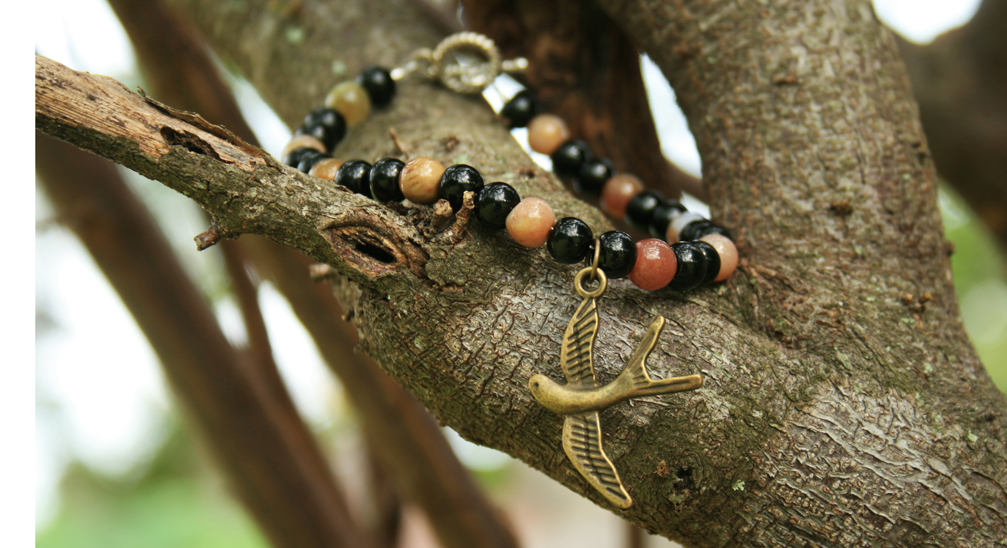 Geeky Bead Designs: The Hunger Games Mockingjay Bracelet