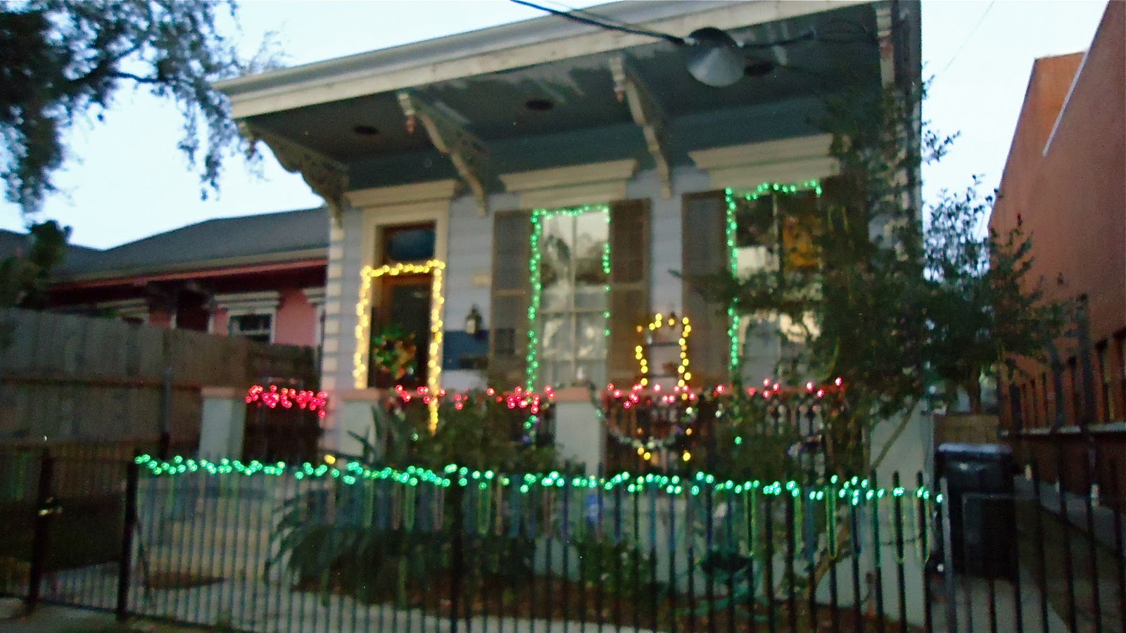 * T h e * V i s u a l * V a m p *: Decorate Your House For Mardi Gras