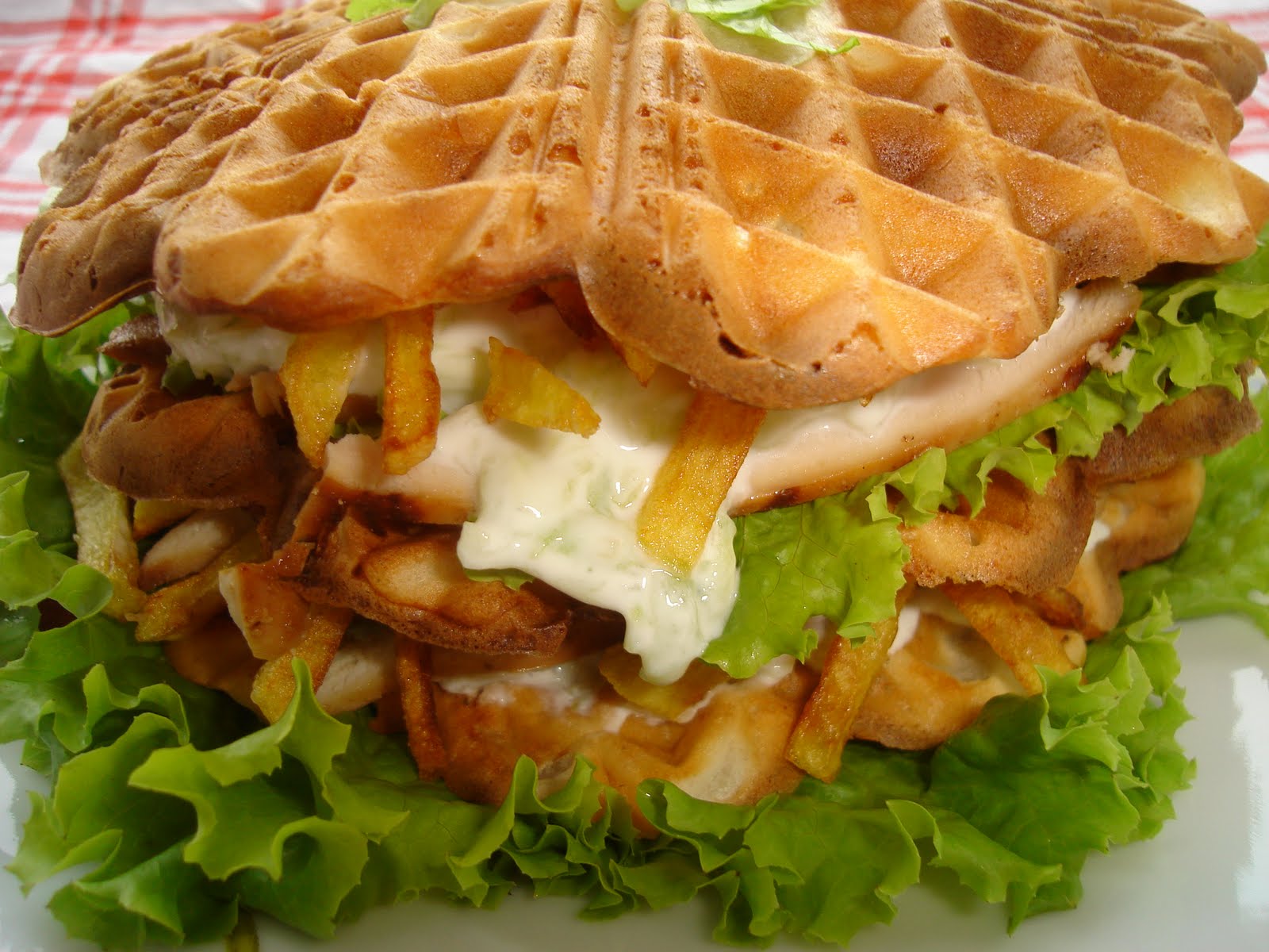 Pe masa din bucatarie: Super -mega- ultra-sandwich -waffle