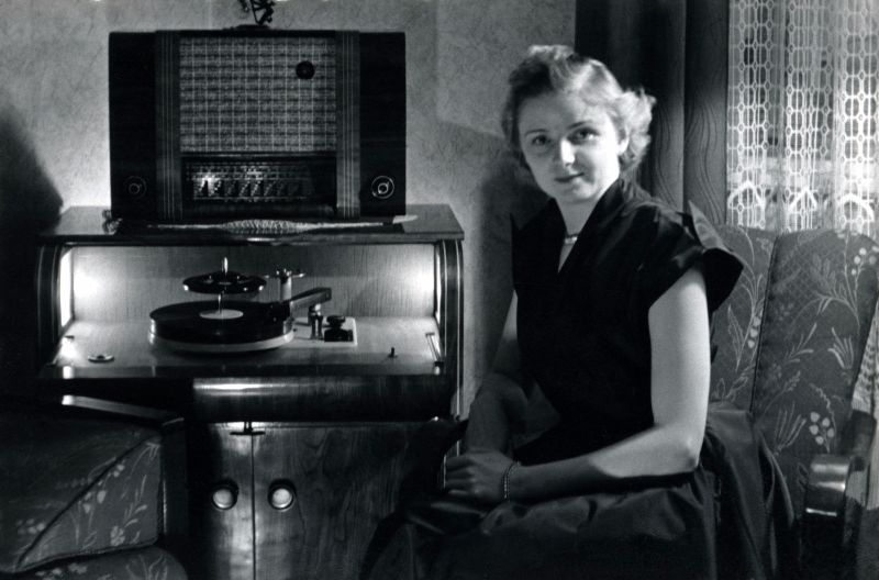Before Television: Interesting Photos of People With Their Radios ...