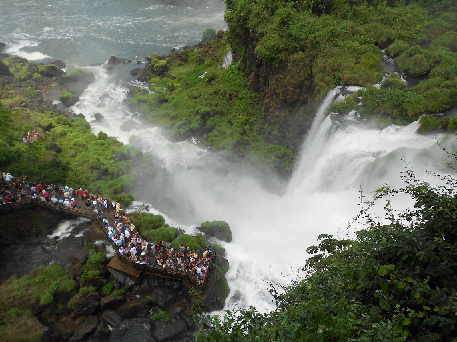Bustopping: Iguazu: Falls and Foz