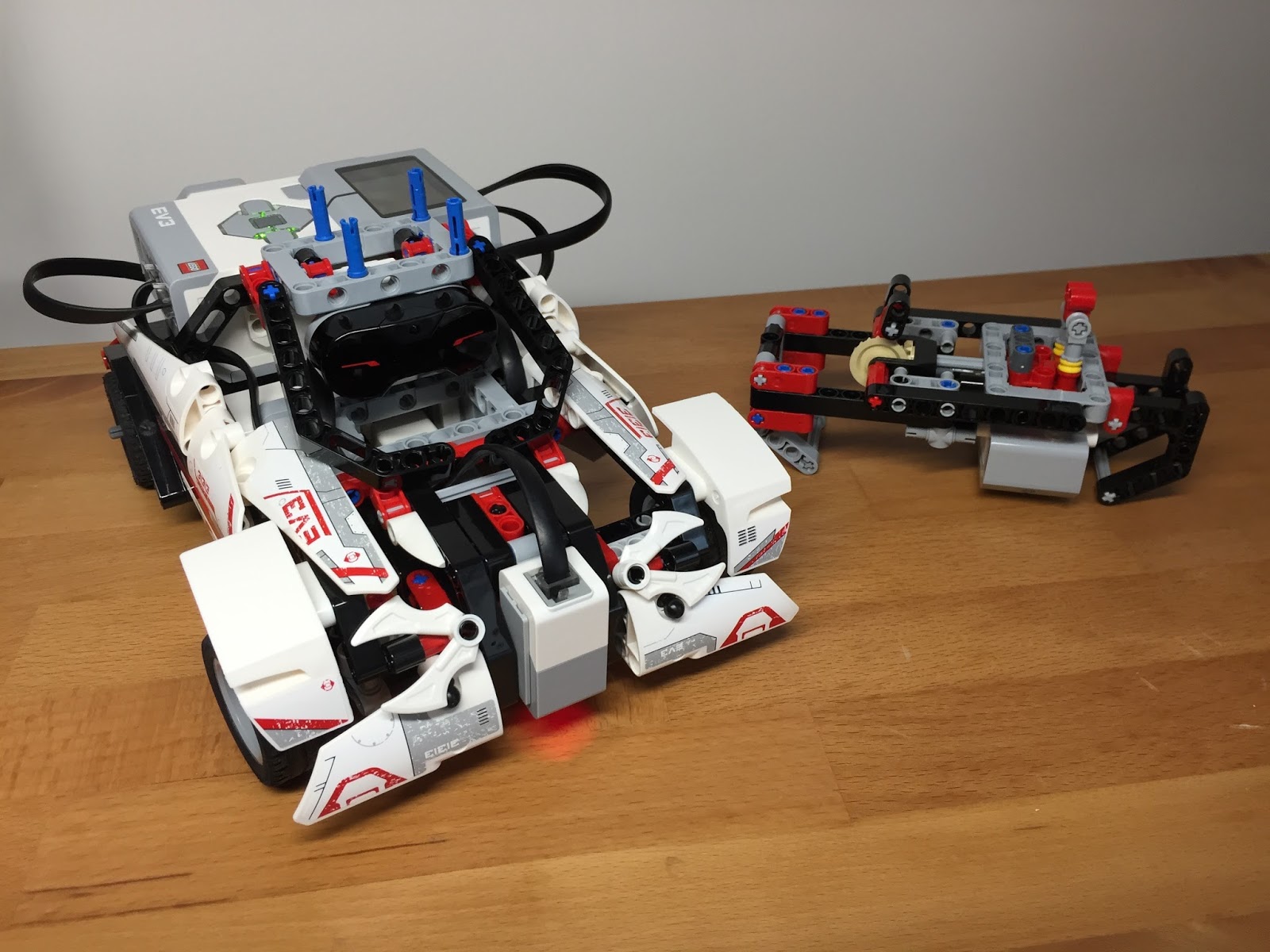 探索未來: EV3-SuperCar(SUP3R)超級跑車