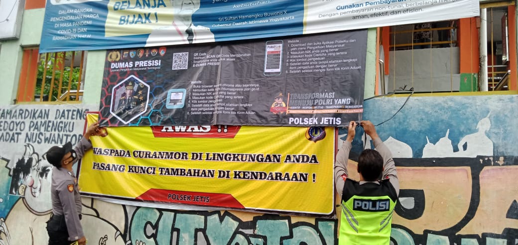 Polsek Jetis Pasang Spanduk dan Banner Sosialisasikan E-Dumas Polri ...