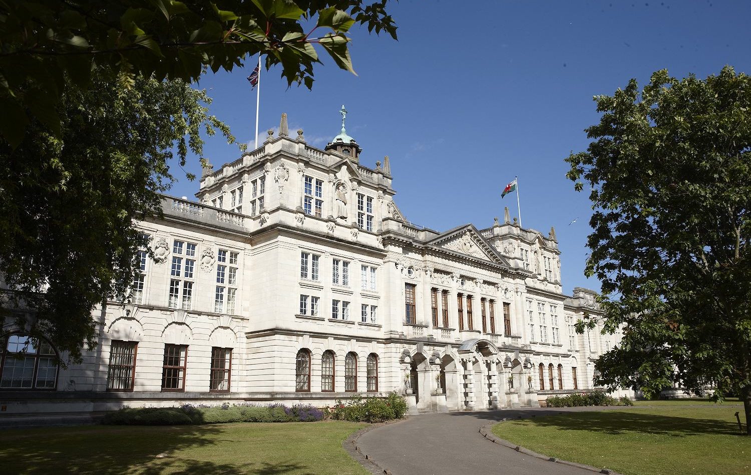 Cardiff, tierra de dragones y castillos - Escapando-nos de viaje