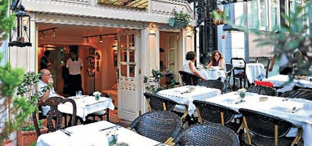 ΚΩΝΣΤΑΝΤΙΝΟΥΠΟΛΗ: ΜΙΑ ΒΟΛΤΑ ΣΤΗN ΠΑΝΕΜΟΡΦΗ ΓΕΙΤΟΝΙΑ ''CIHANGIR''