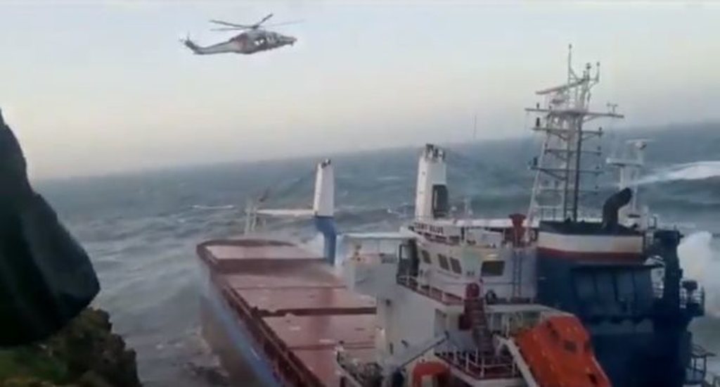 Mar Ilheu: CDRY BLUE encalhou na costa da Sardenha